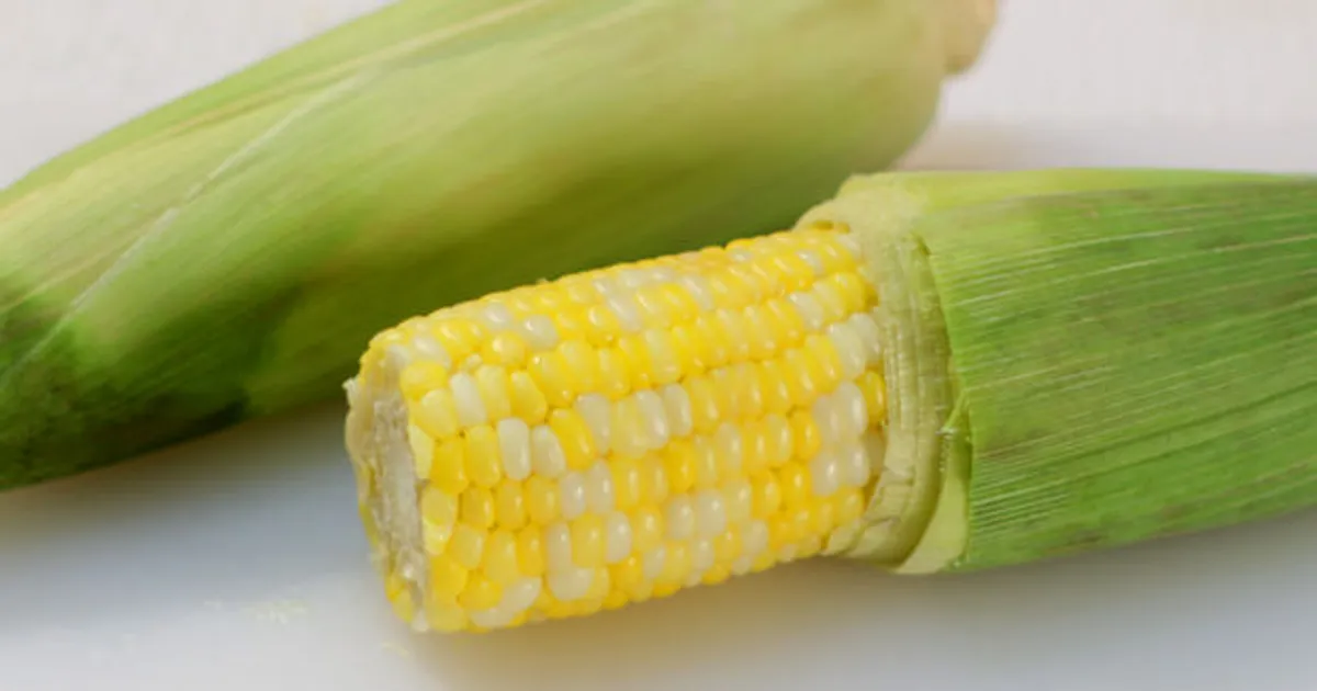 The No-Shuck, No-Boil Way to Cook Perfect Corn on the Cob - Forkly