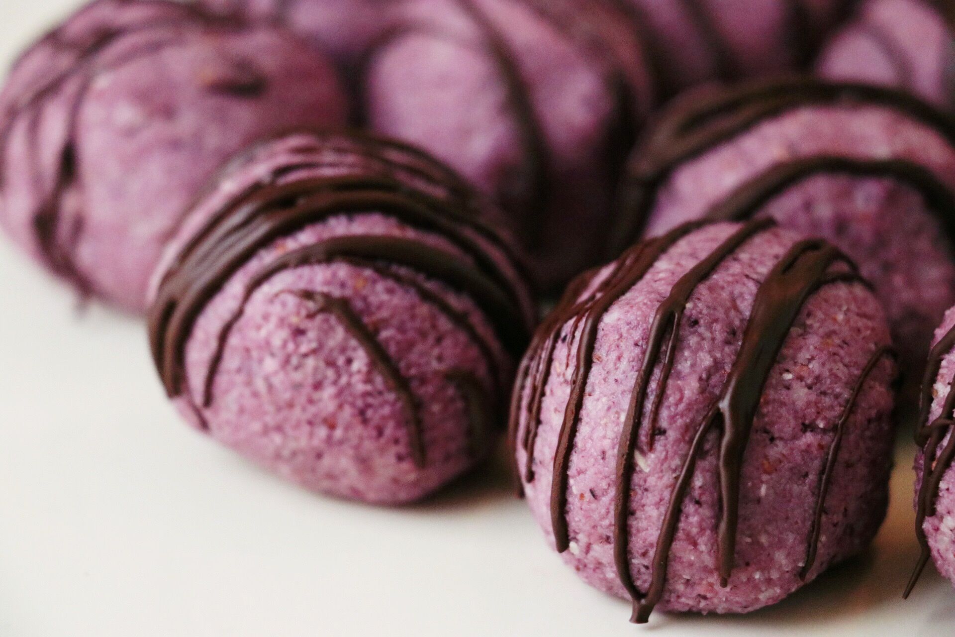 Summer Berry RAW Macaroons (GF/DF/Vegan) - Forkly